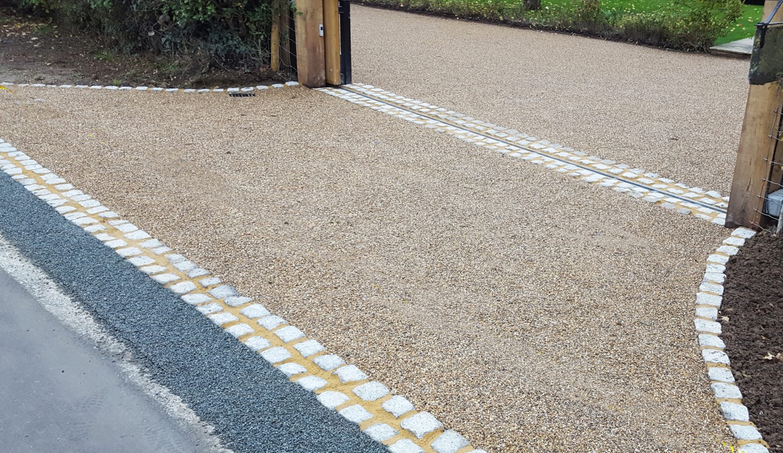 Granite-set-bonded-gravel_crop - Penfold Driveways
