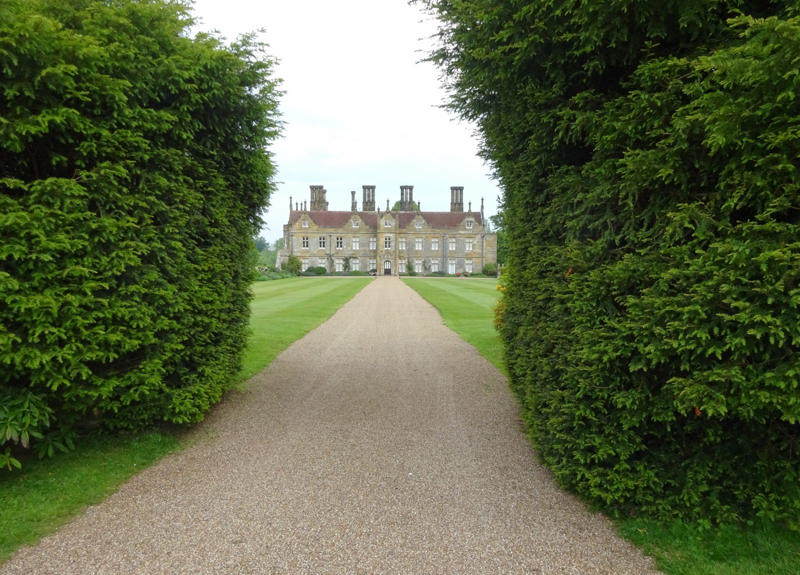 Gravel-Country-House_crop - Penfold Driveways